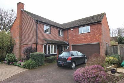 Properties For Sale in Wedderburn Close, Wokingham, RG41 5NY